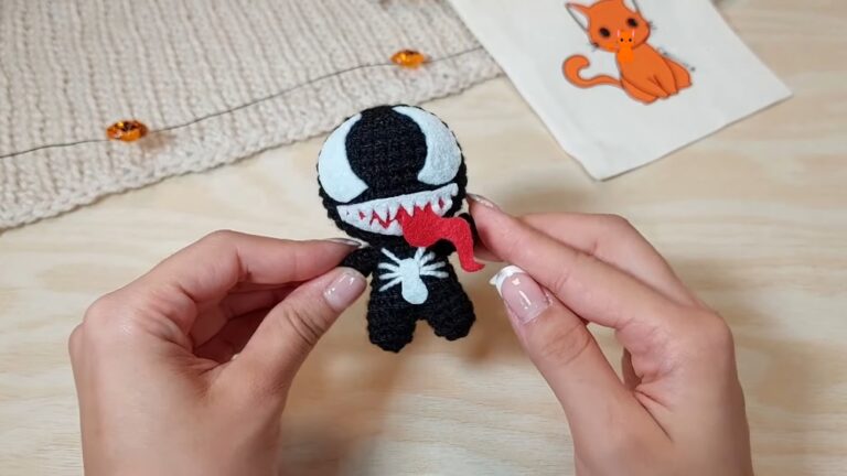 Try This Crochet Venom Amigurumi Pattern for Geeky Cool Gifts - All ...